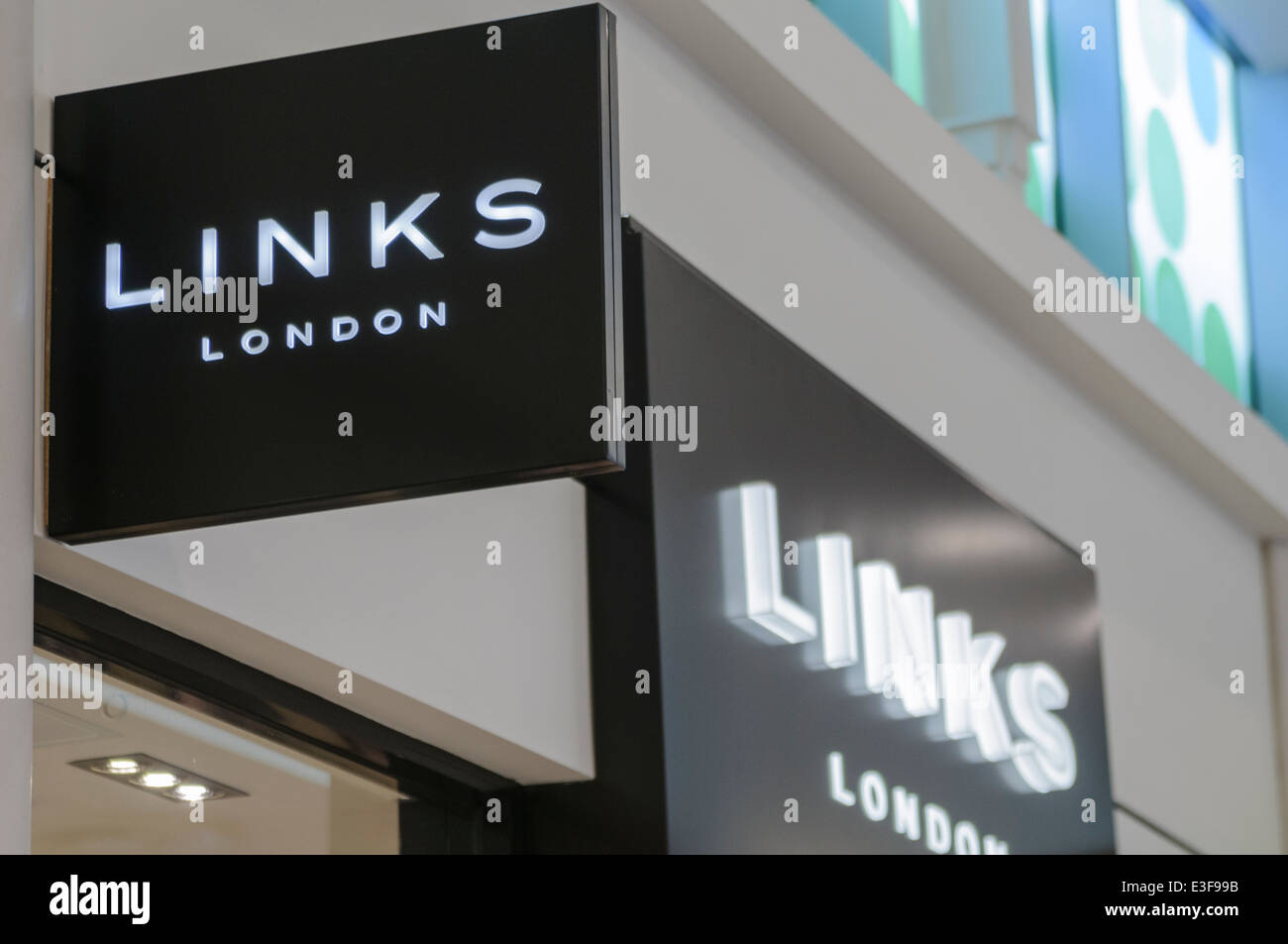 London heathrow airport terminal retail hi-res stock photography and ...