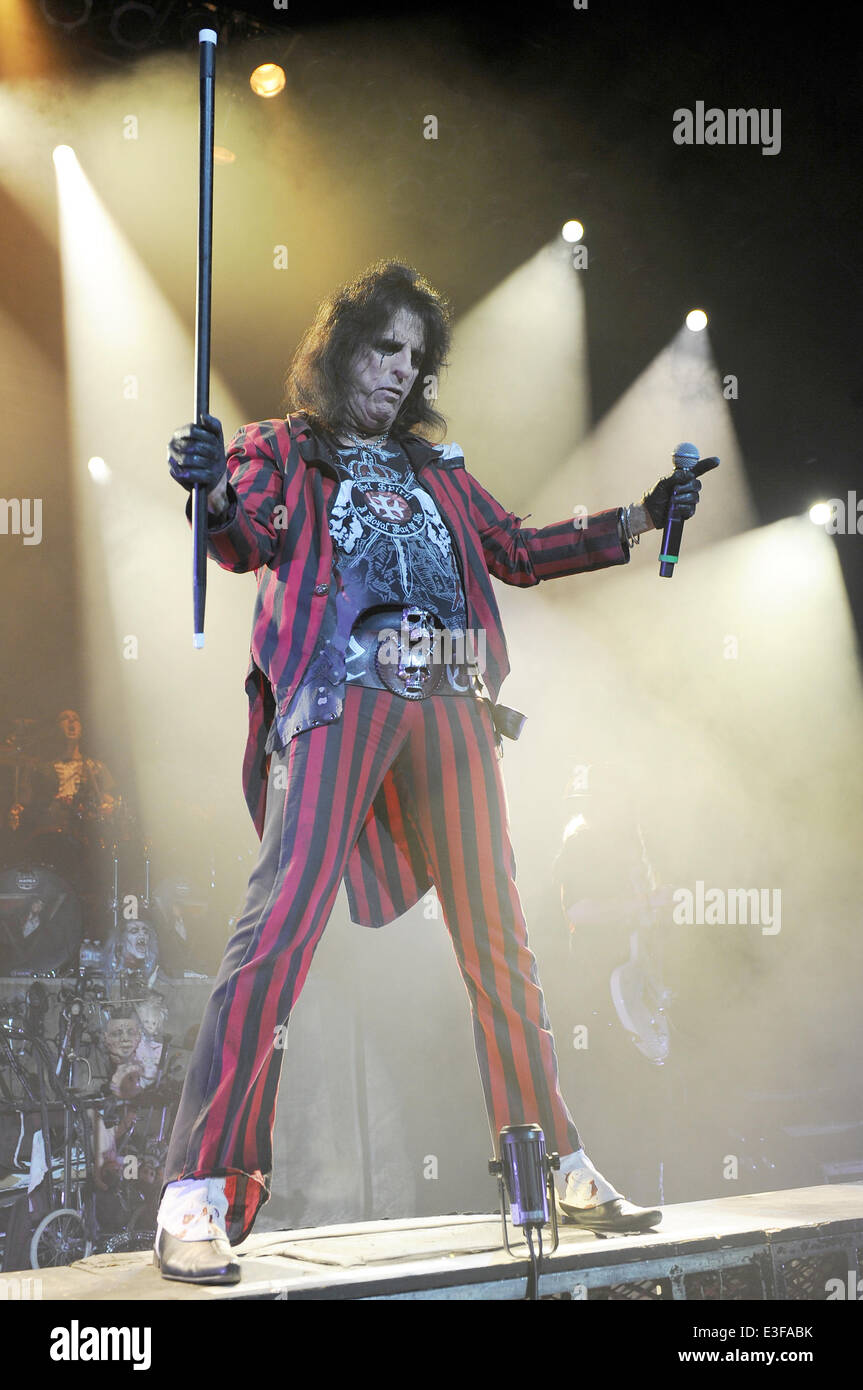 Alice Cooper performs during the Raise the Dead Tour at the Seminole ...