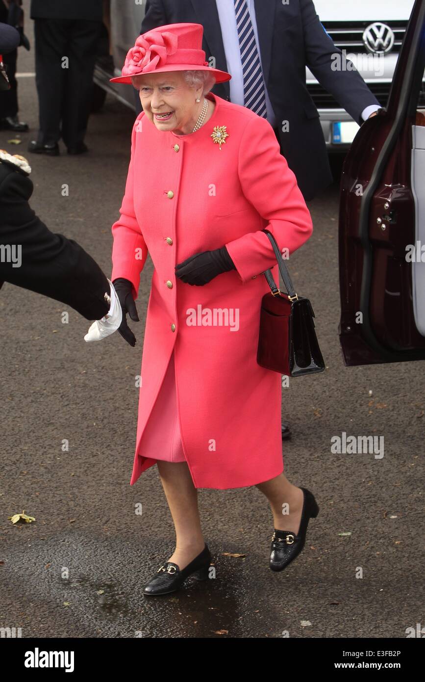 Queen elizabeth ii visit cornwall hi-res stock photography and images ...