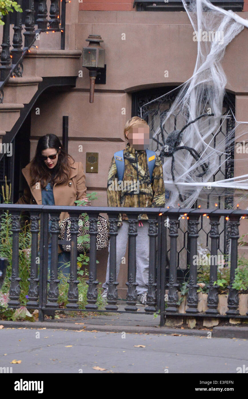 Liv Tyler on the school run for her son Milo Langdon Featuring: Liv ...