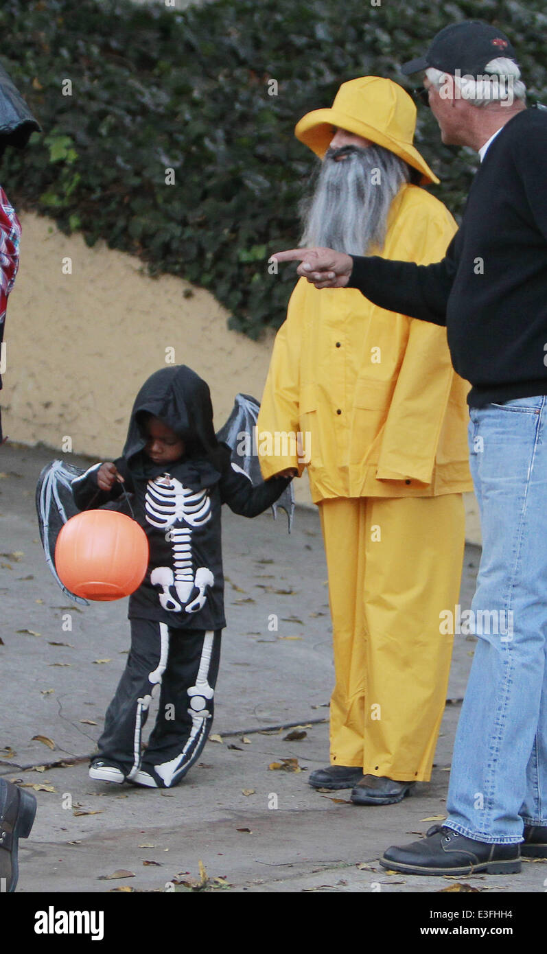 Sandra Bullock and Melissa Mccarthy dressed as a fisherman, complete ...