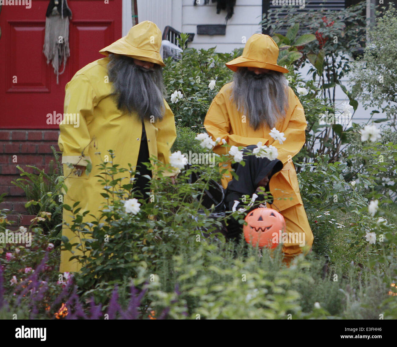 Sandra Bullock and Melissa Mccarthy dressed as a fisherman, complete ...