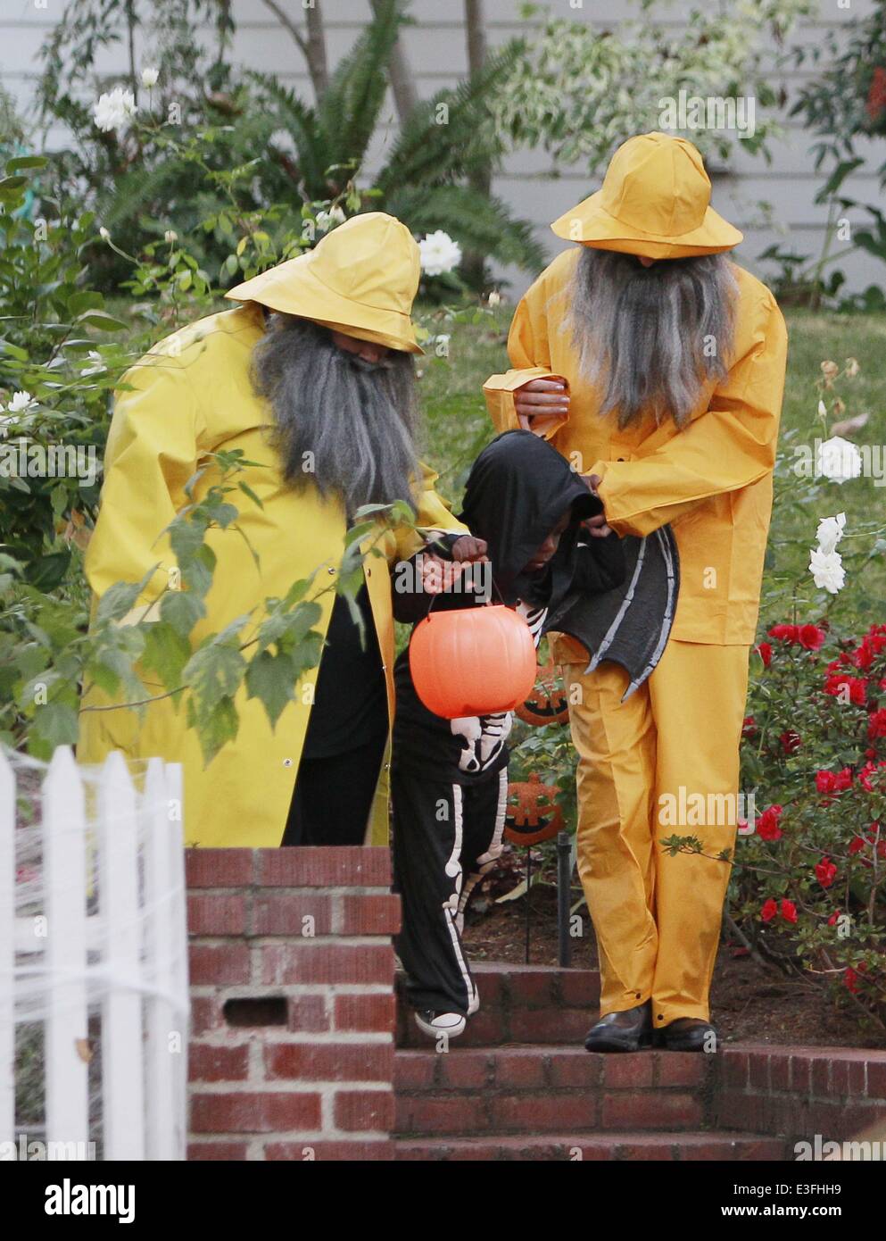 Sandra Bullock and Melissa Mccarthy dressed as a fisherman, complete ...