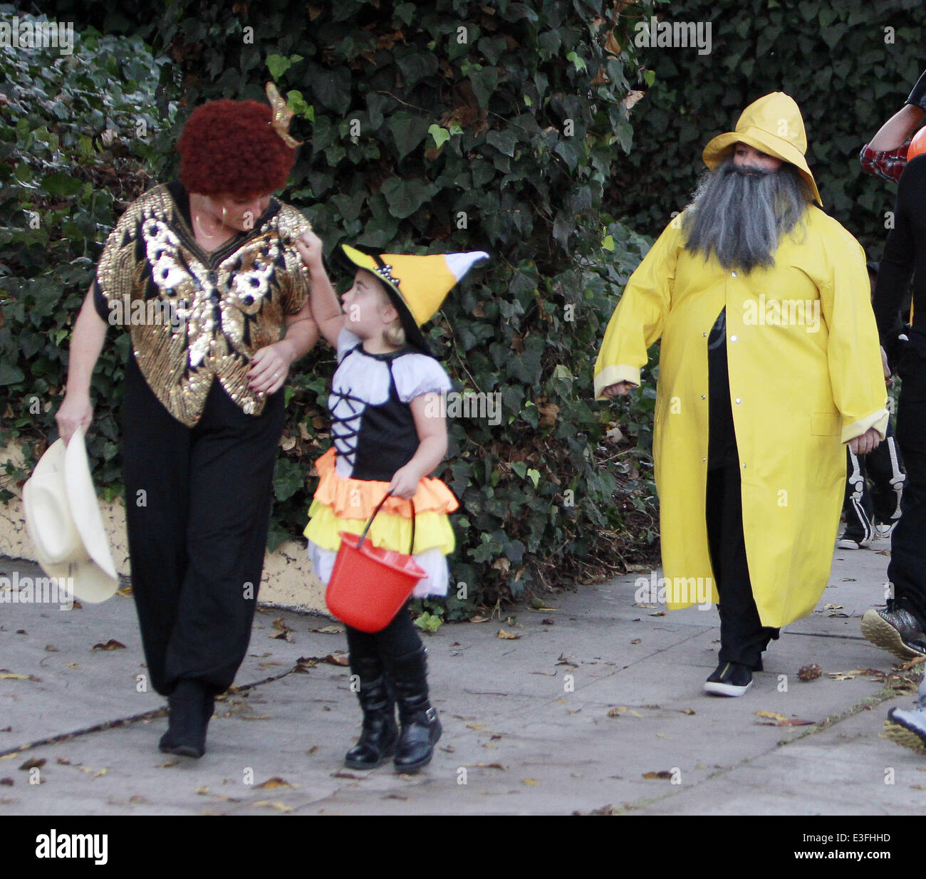 Sandra Bullock and Melissa Mccarthy dressed as a fisherman, complete ...
