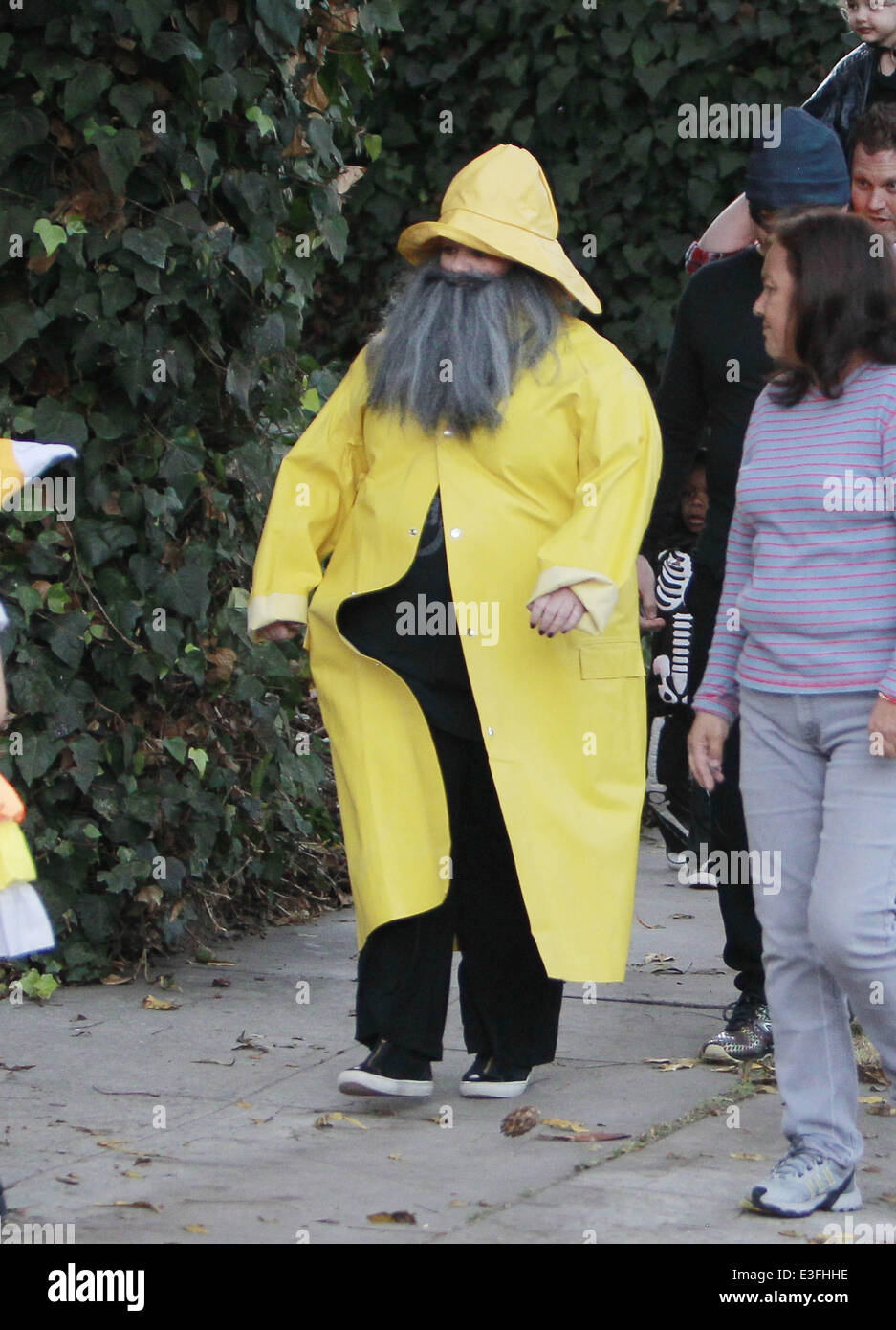 Sandra Bullock and Melissa Mccarthy dressed as a fisherman, complete ...