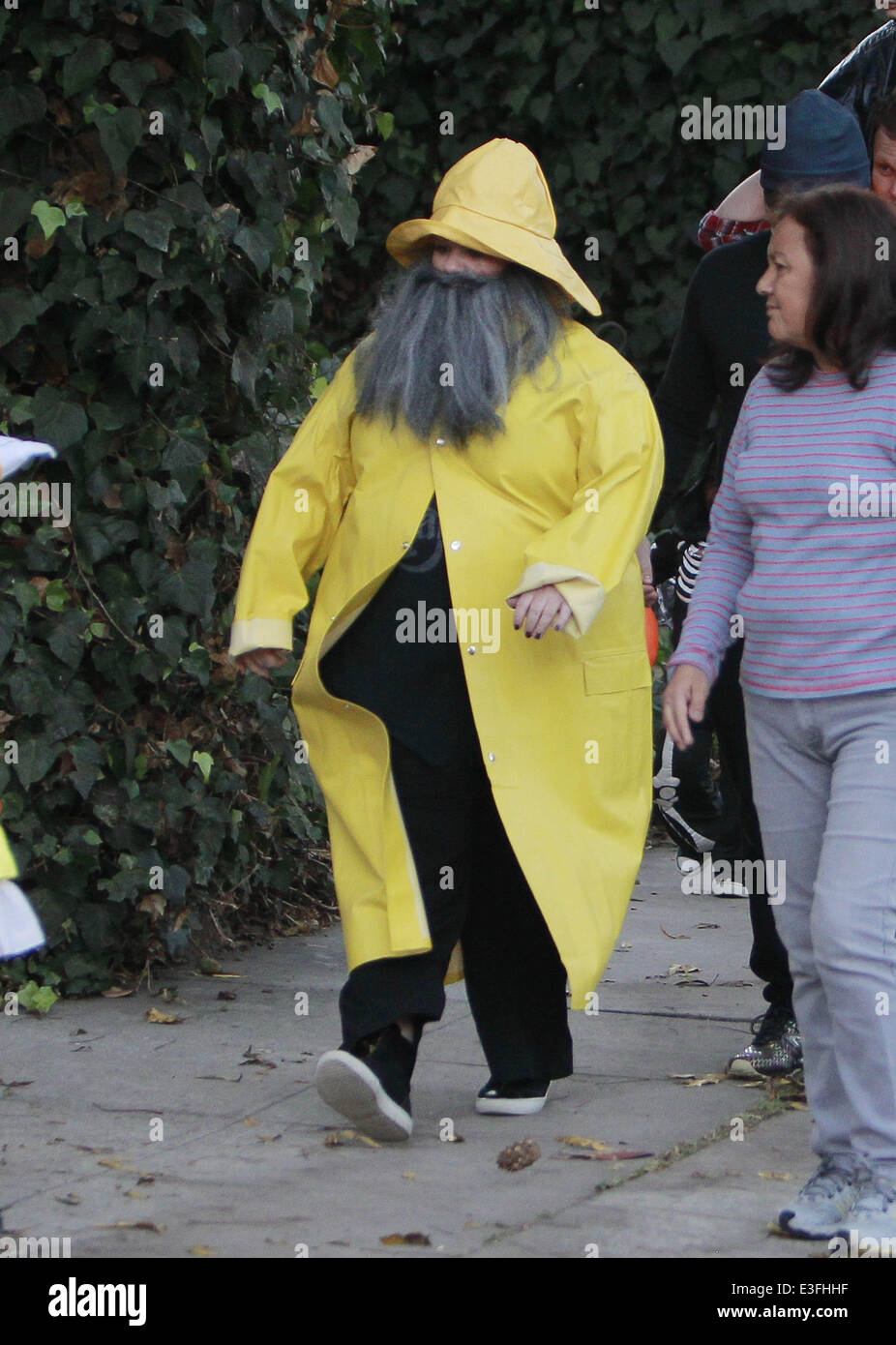 Sandra Bullock and Melissa Mccarthy dressed as a fisherman, complete ...