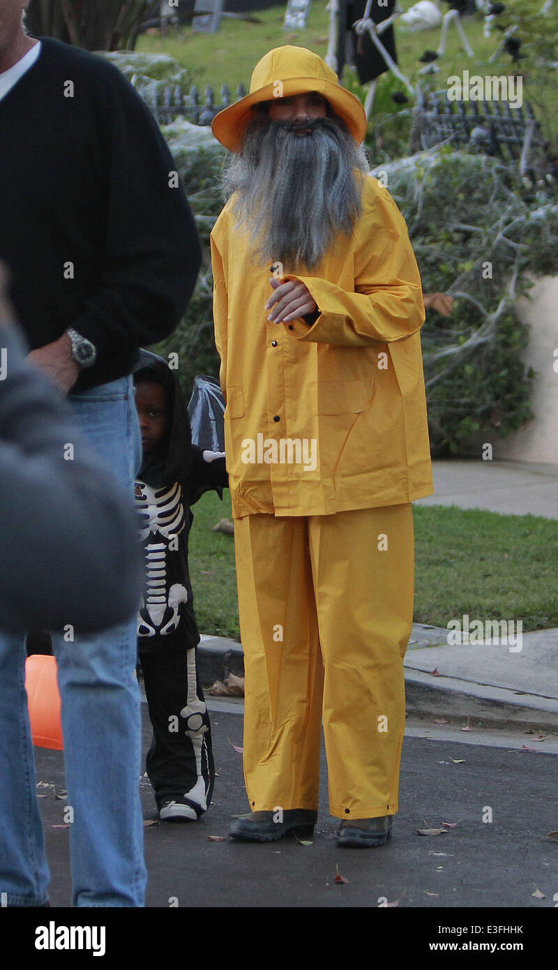 Sandra Bullock and Melissa Mccarthy dressed as a fisherman, complete ...
