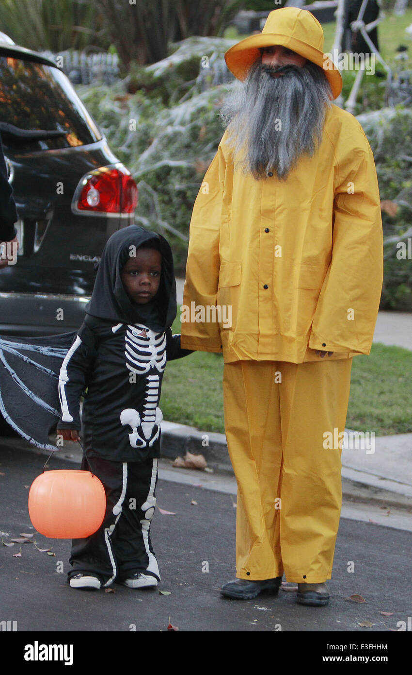 Sandra Bullock and Melissa Mccarthy dressed as a fisherman, complete ...