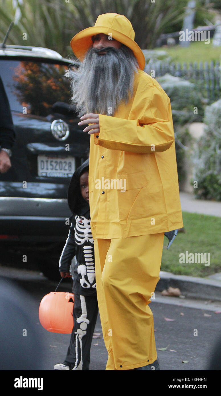 Sandra Bullock and Melissa Mccarthy dressed as a fisherman, complete ...