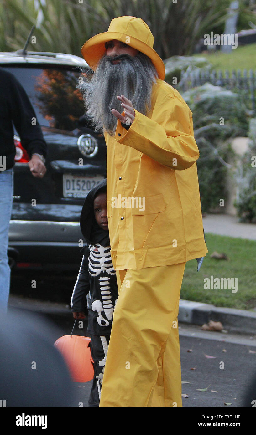 Sandra Bullock and Melissa Mccarthy dressed as a fisherman, complete ...