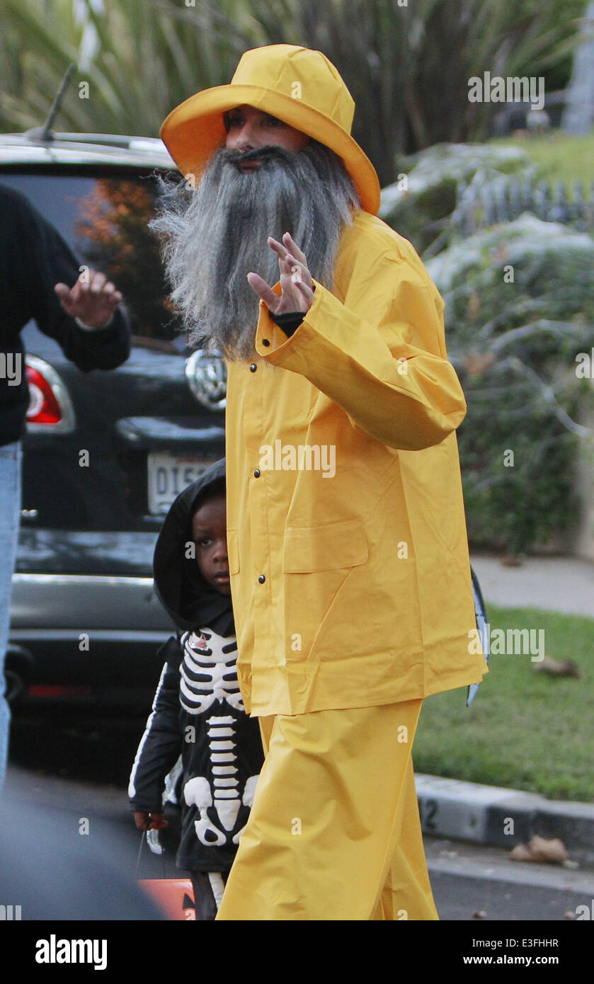 Sandra Bullock and Melissa Mccarthy dressed as a fisherman, complete ...