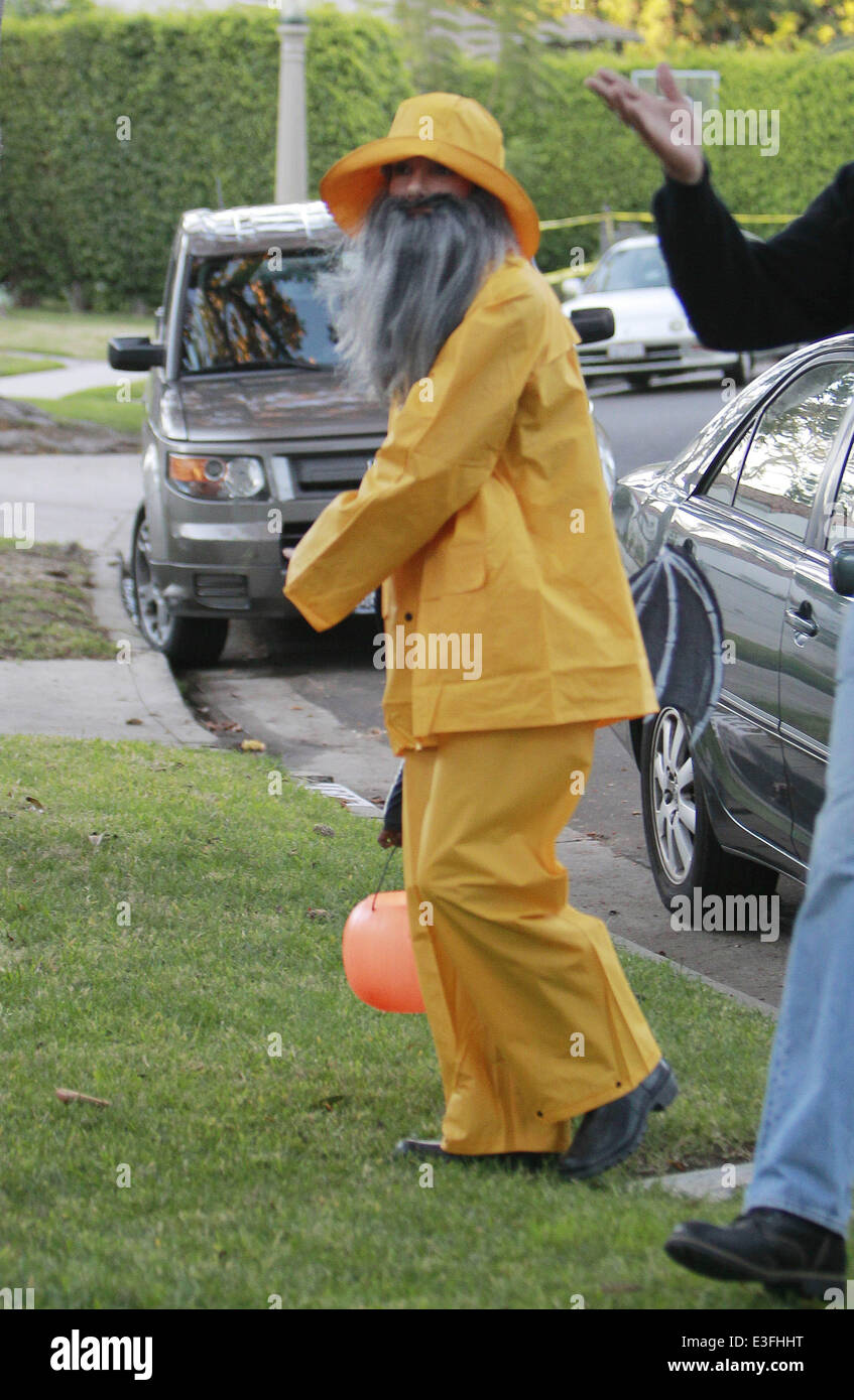 Sandra Bullock and Melissa Mccarthy dressed as a fisherman, complete ...