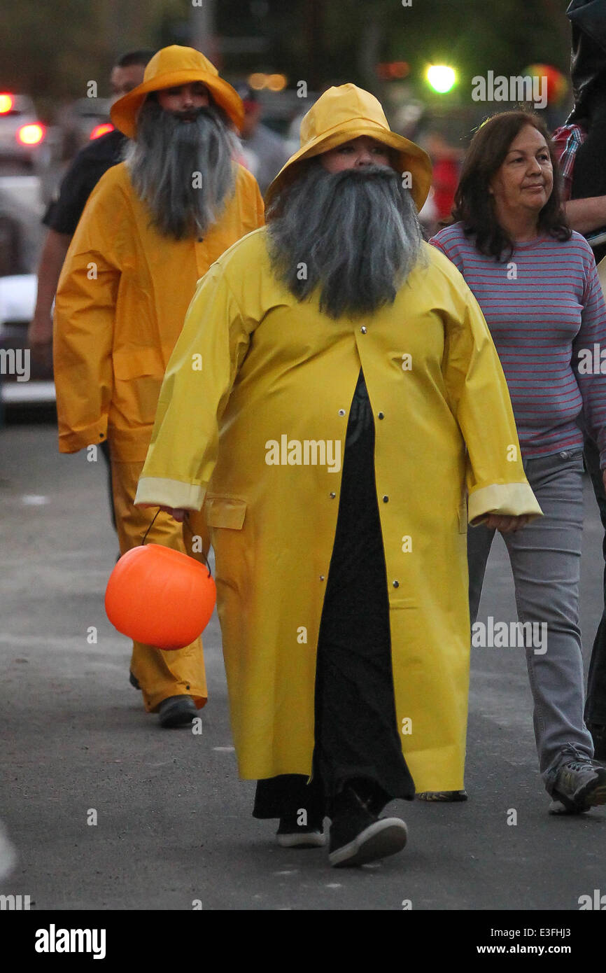 Sandra Bullock and Melissa Mccarthy dressed as a fisherman, complete ...