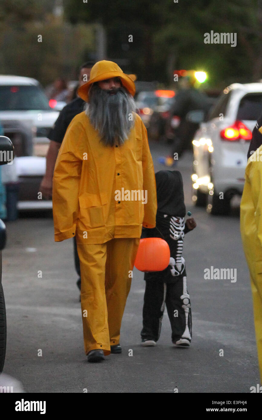 Sandra Bullock and Melissa Mccarthy dressed as a fisherman, complete ...