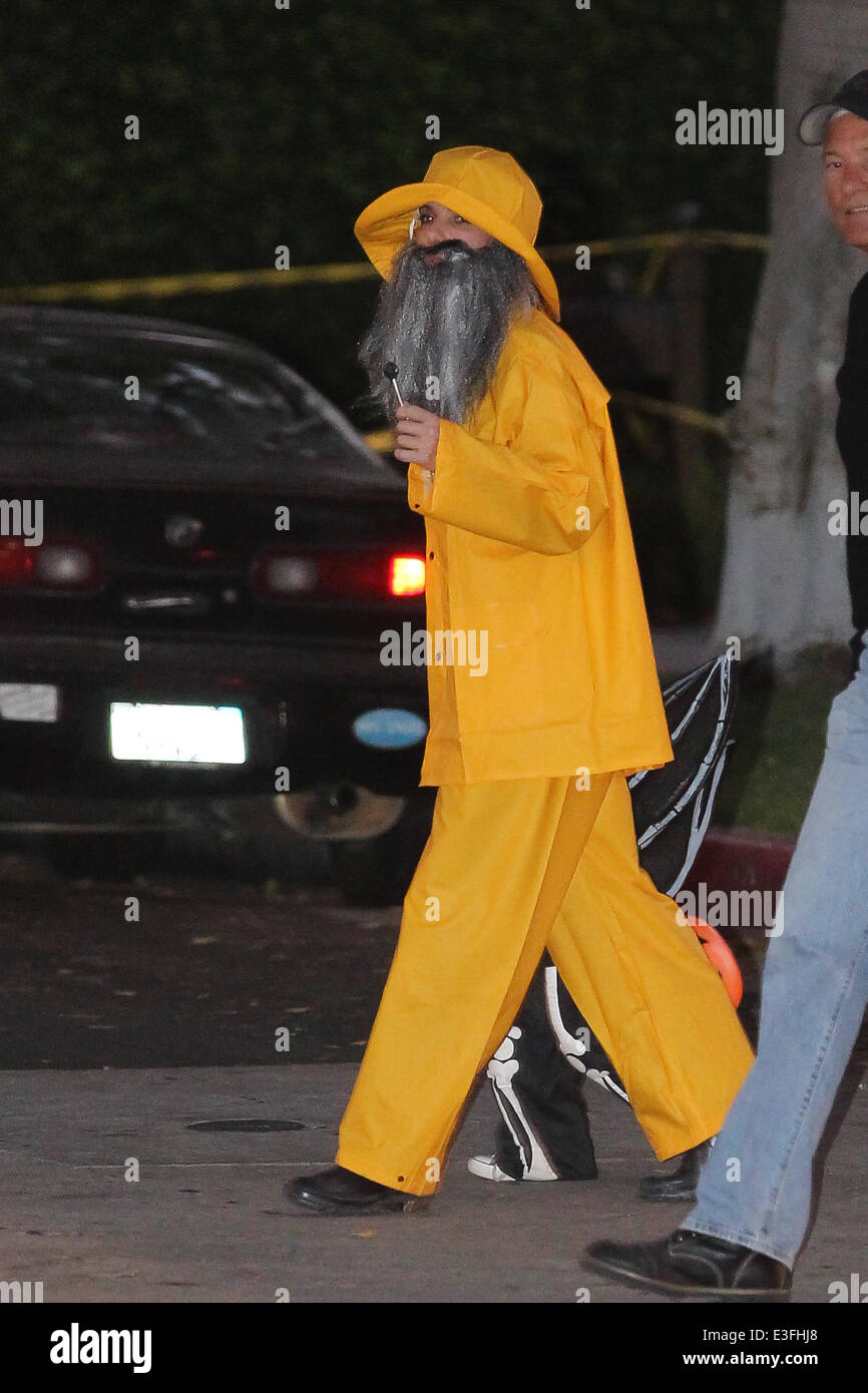 Sandra Bullock and Melissa Mccarthy dressed as a fisherman, complete ...