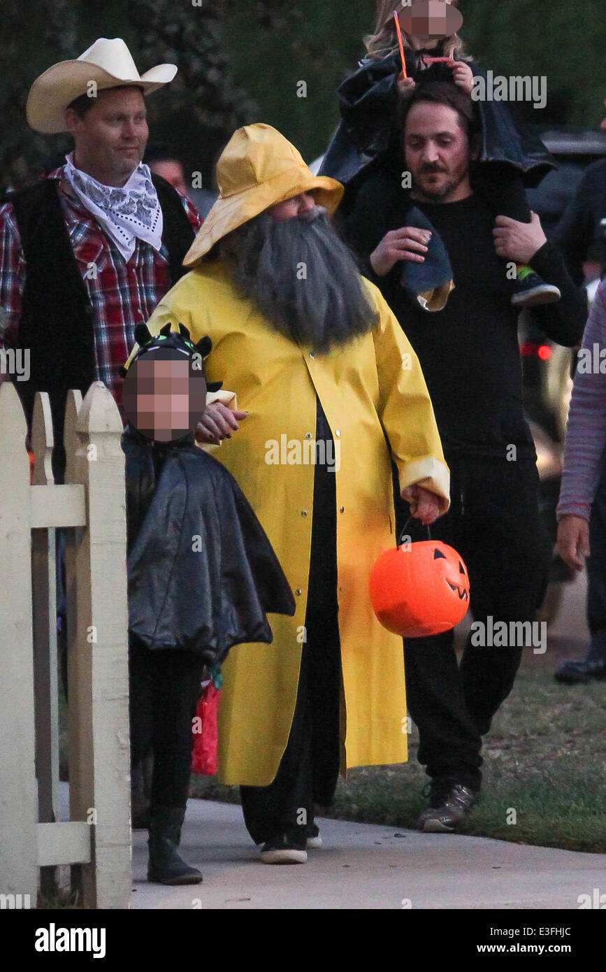 Sandra Bullock and Melissa Mccarthy dressed as a fisherman, complete ...