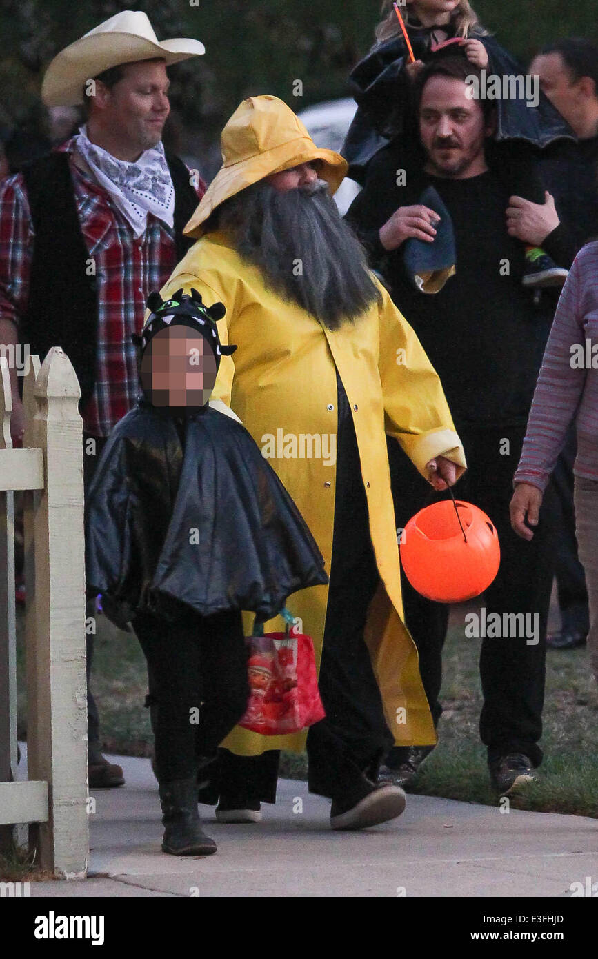 Sandra Bullock and Melissa Mccarthy dressed as a fisherman, complete ...