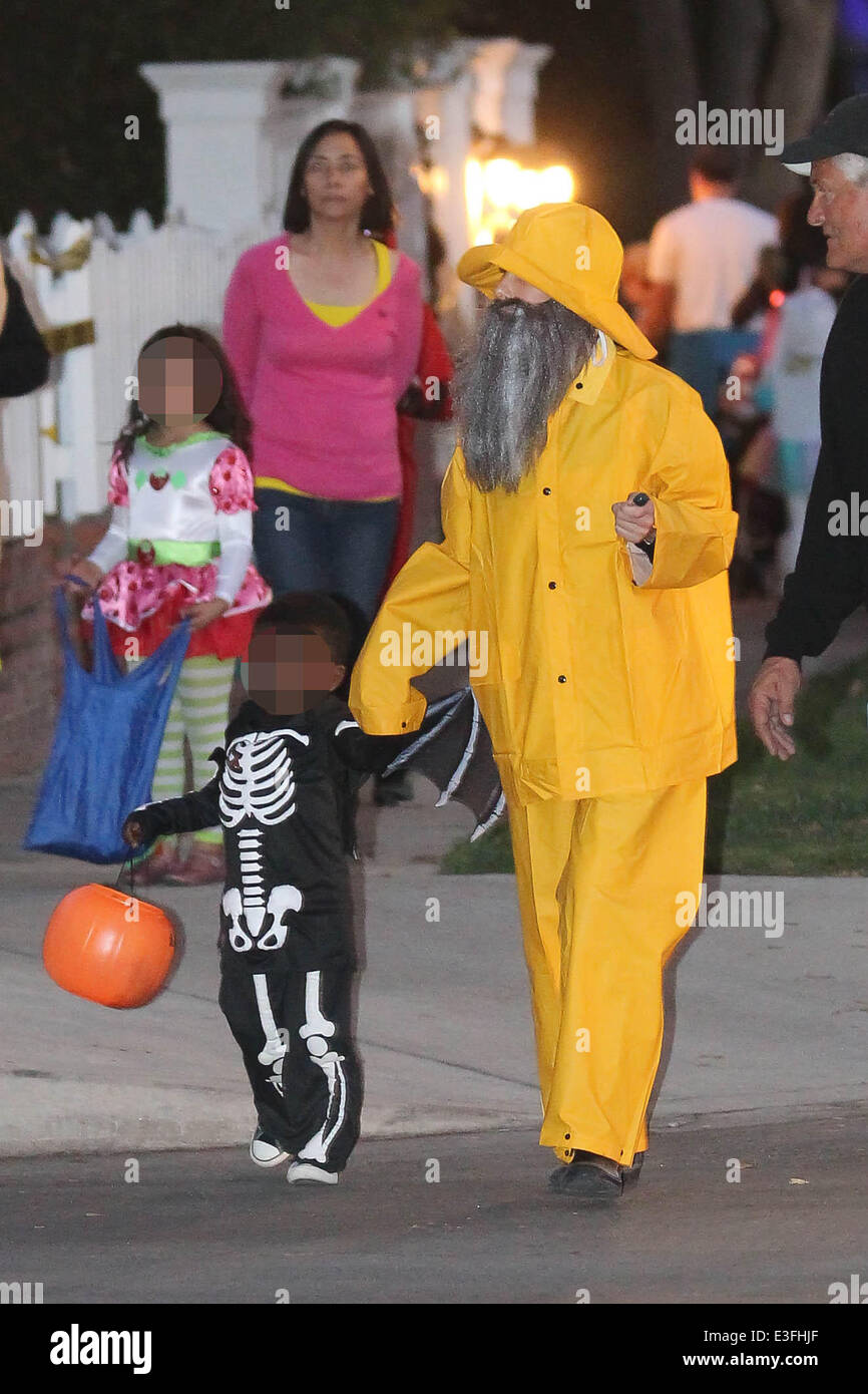 Sandra Bullock and Melissa Mccarthy dressed as a fisherman, complete ...