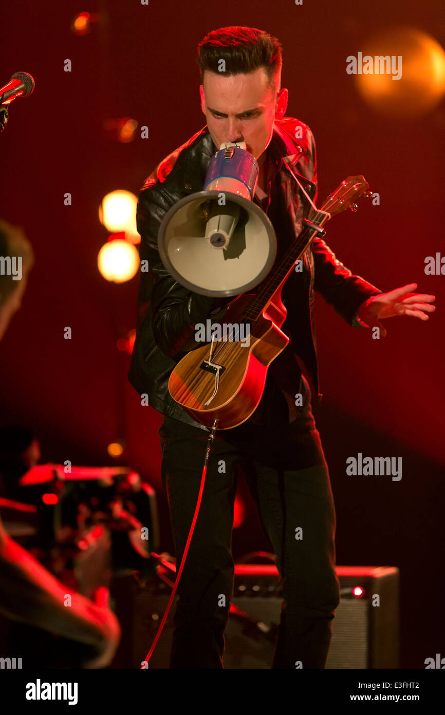 Ukulele singer hi-res stock photography and images - Alamy