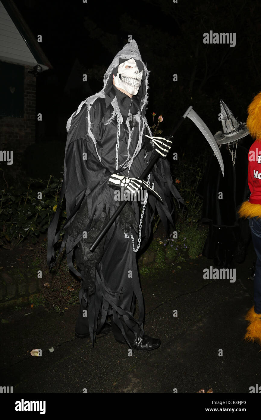 A plethora of guests attend Jonathan Ross Halloween Party in many ...