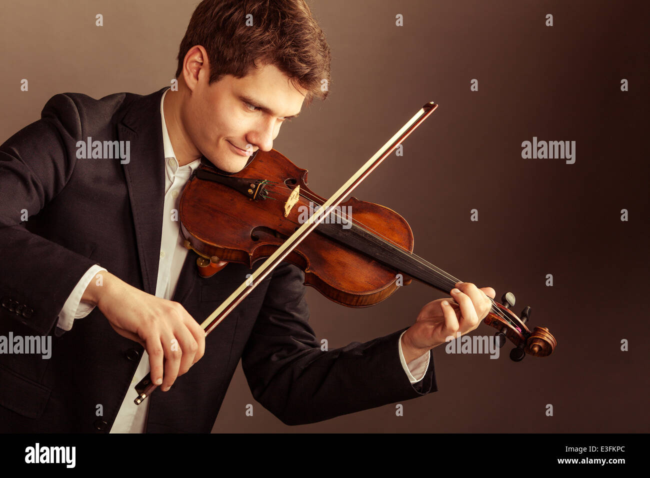 Man violinist playing violin. Classical music art Stock Photo - Alamy