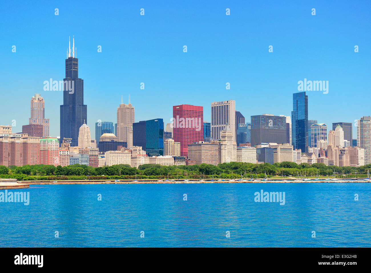 Skyscrapers view from chicago river hi-res stock photography and images ...
