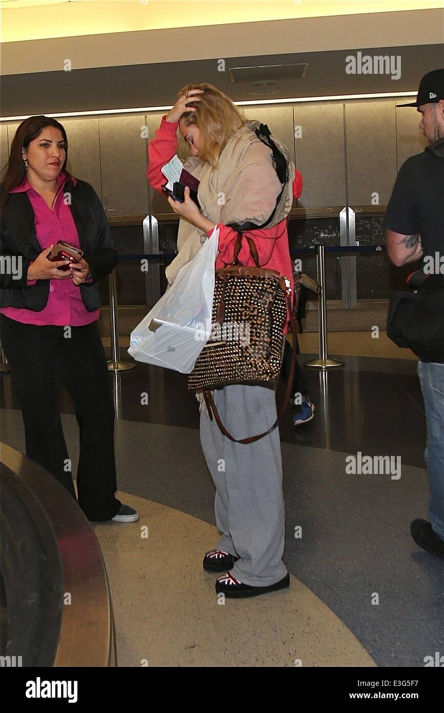 Suki Waterhouse, wearing comfortable clothing, arrives at Los Angeles ...