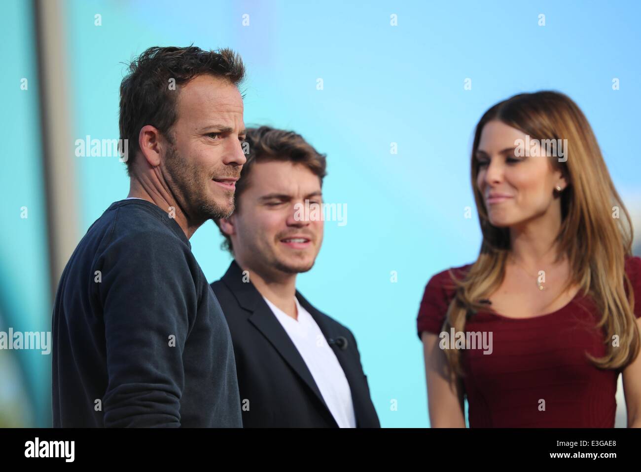 Emile Hirsch and Stephen Dorff appear on the Extra TV show with Maria ...