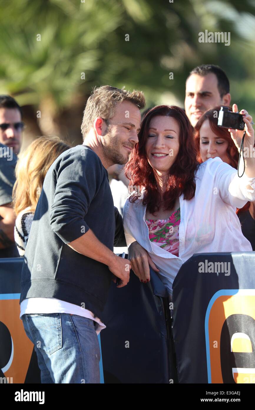 Emile Hirsch and Stephen Dorff appear on the Extra TV show with Maria ...