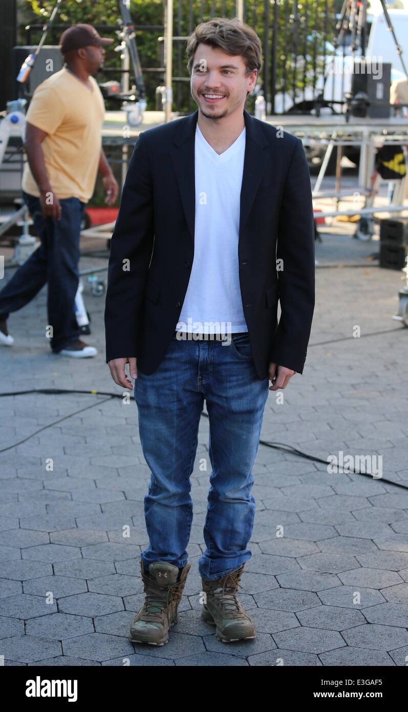 Emile Hirsch and Stephen Dorff appear on the Extra TV show with Maria ...