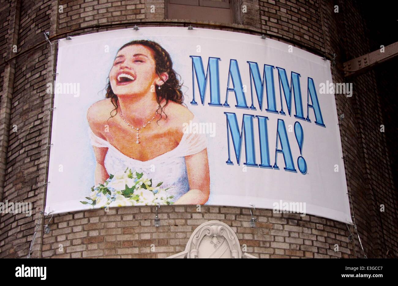 The 5,000th Broadway performance of Mamma Mia! at the Broadhurst ...