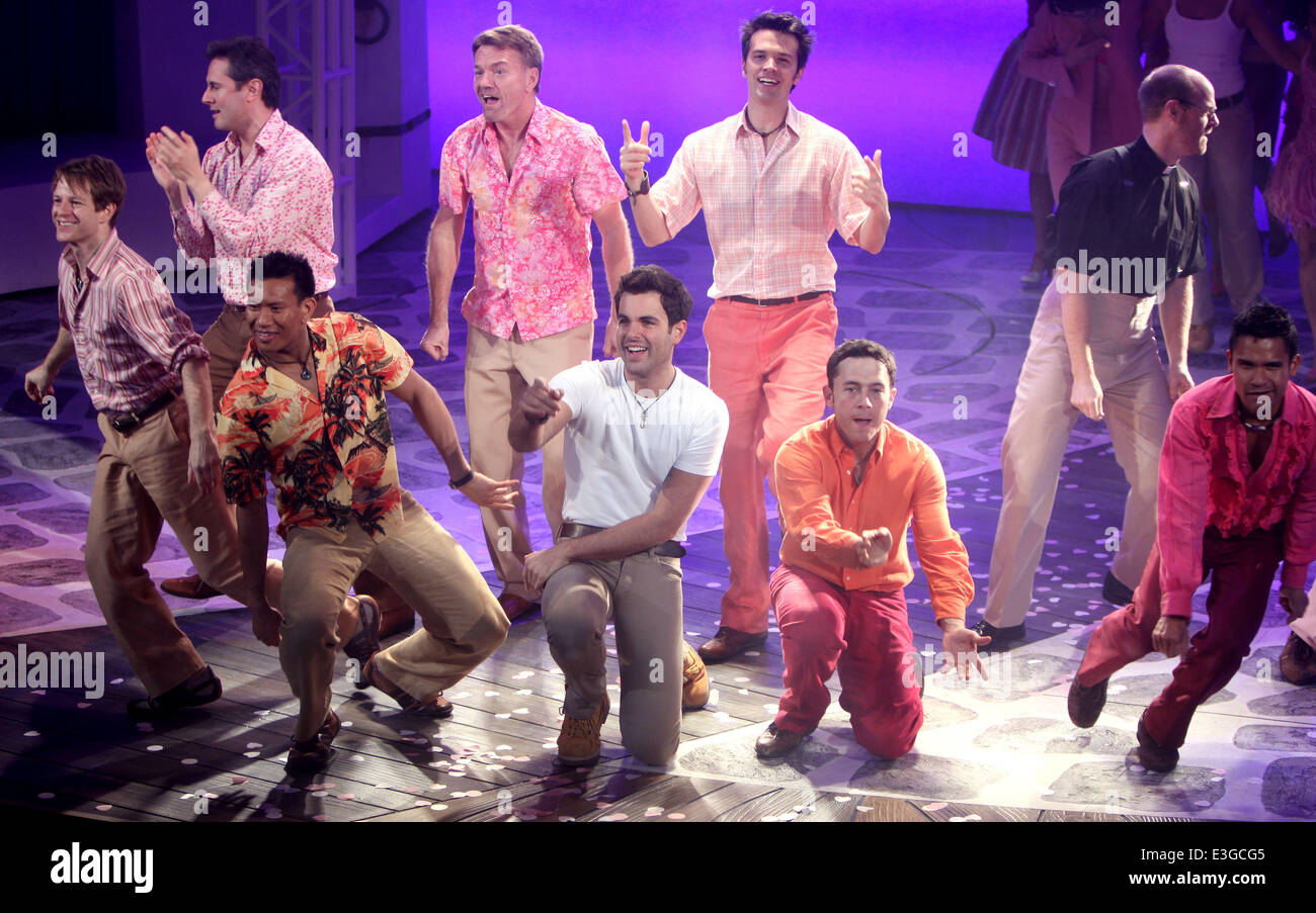 The 5,000th Broadway performance of Mamma Mia! at the Broadhurst ...