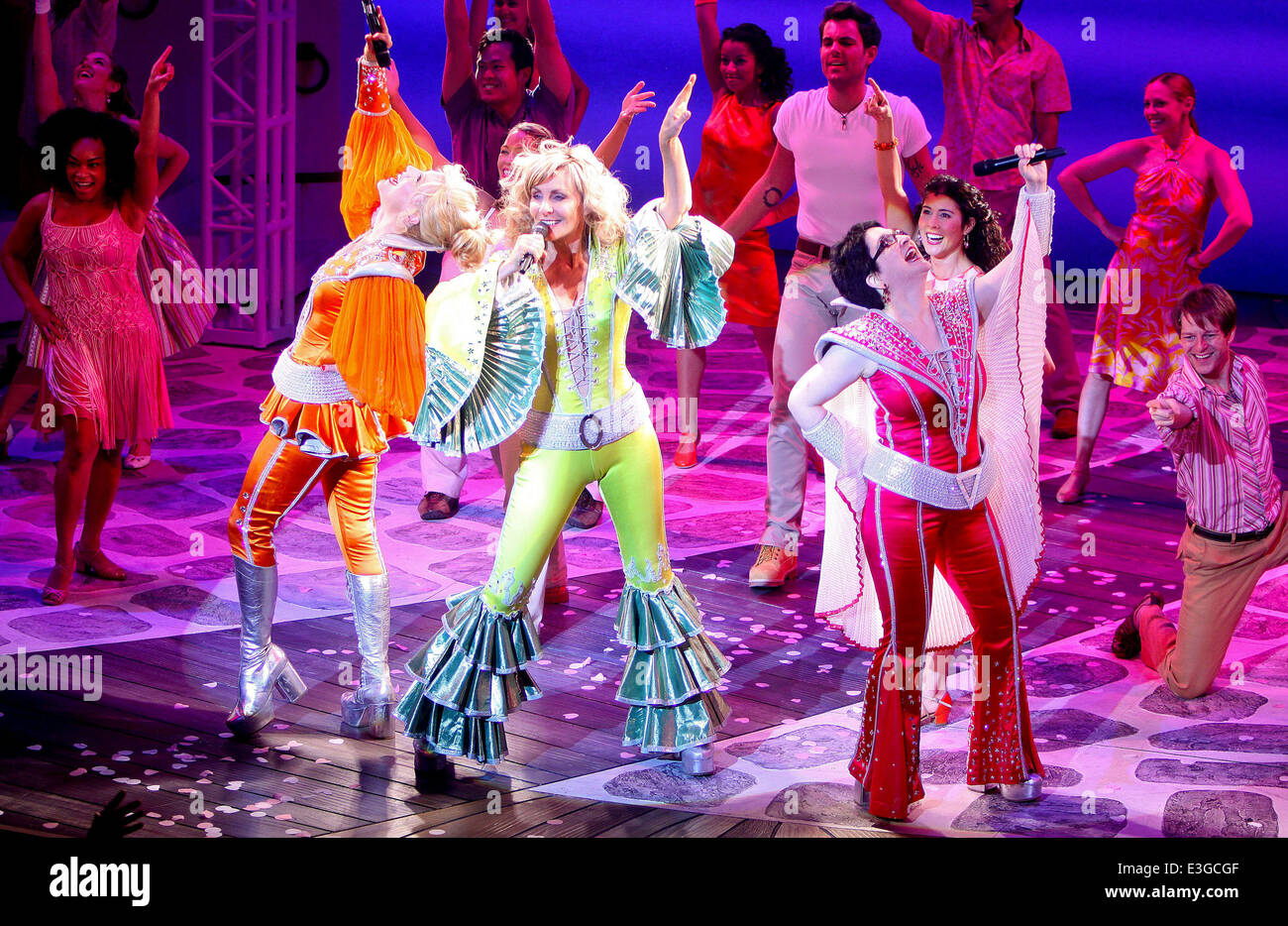 The 5,000th Broadway performance of Mamma Mia! at the Broadhurst ...