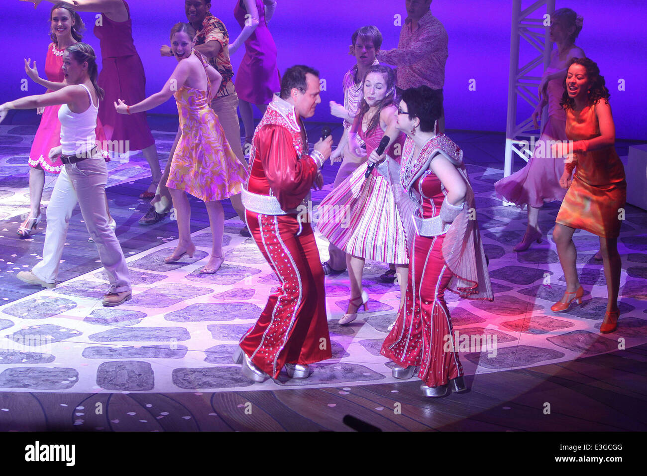 The 5,000th Broadway performance of Mamma Mia! at the Broadhurst ...