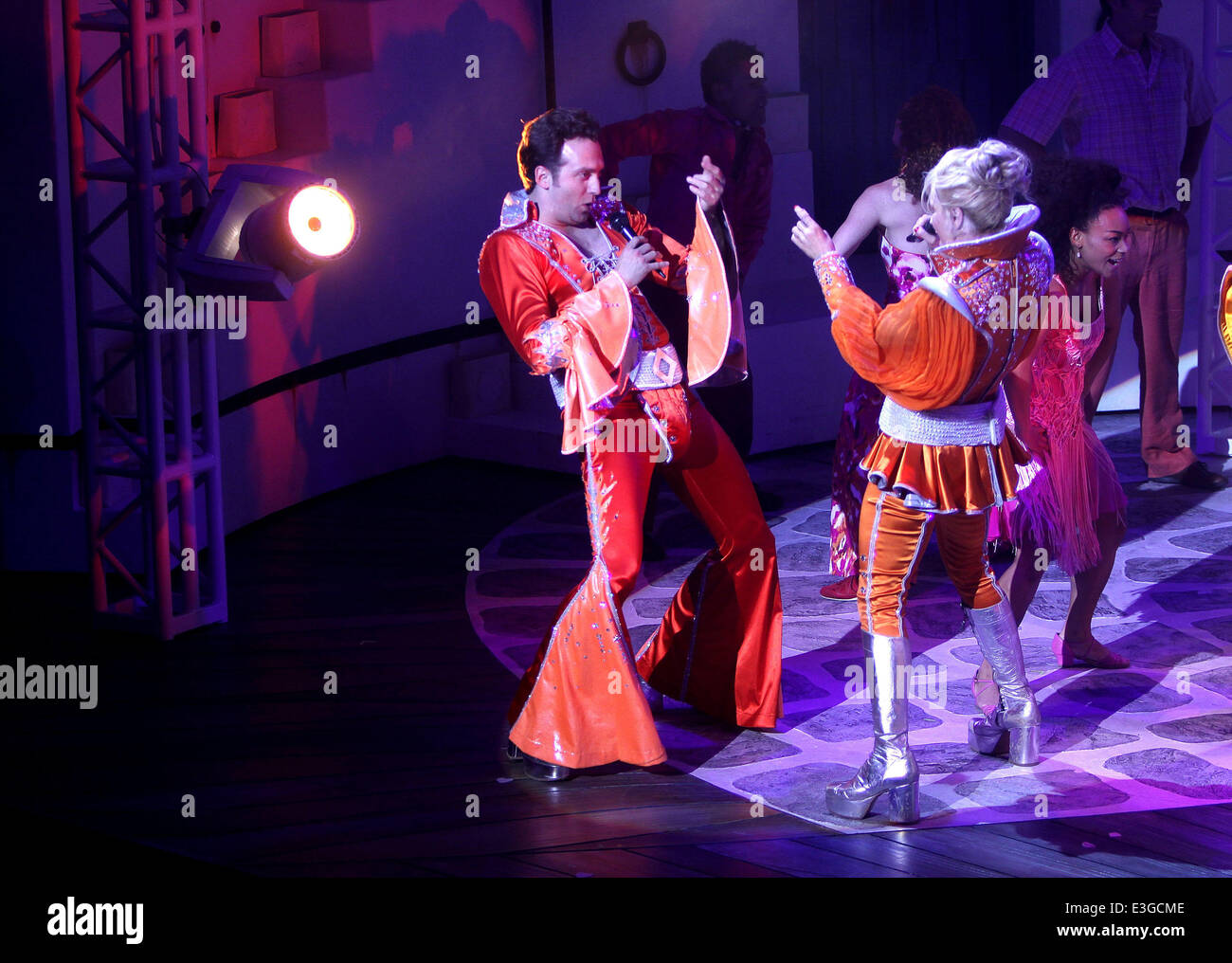 The 5,000th Broadway performance of Mamma Mia! at the Broadhurst ...