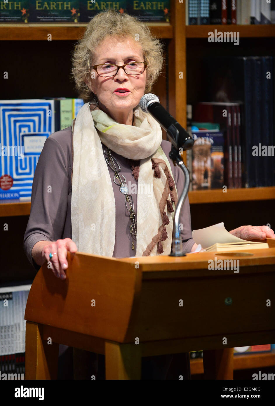 Lee smith author hi-res stock photography and images - Alamy