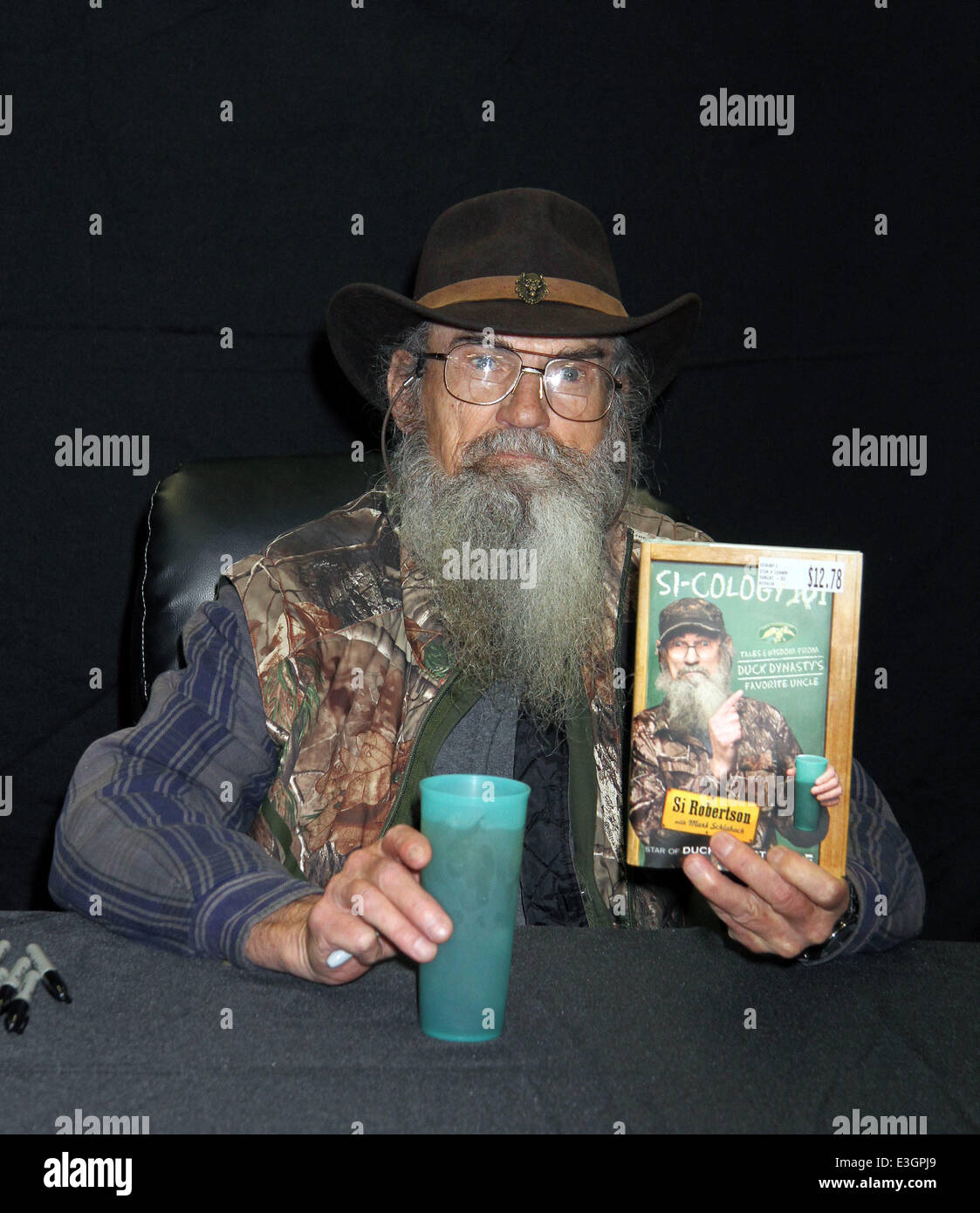 Duck Dynasty Star SI ROBERTSON Signs Copies Of His Book "Si-Cology 1 ...