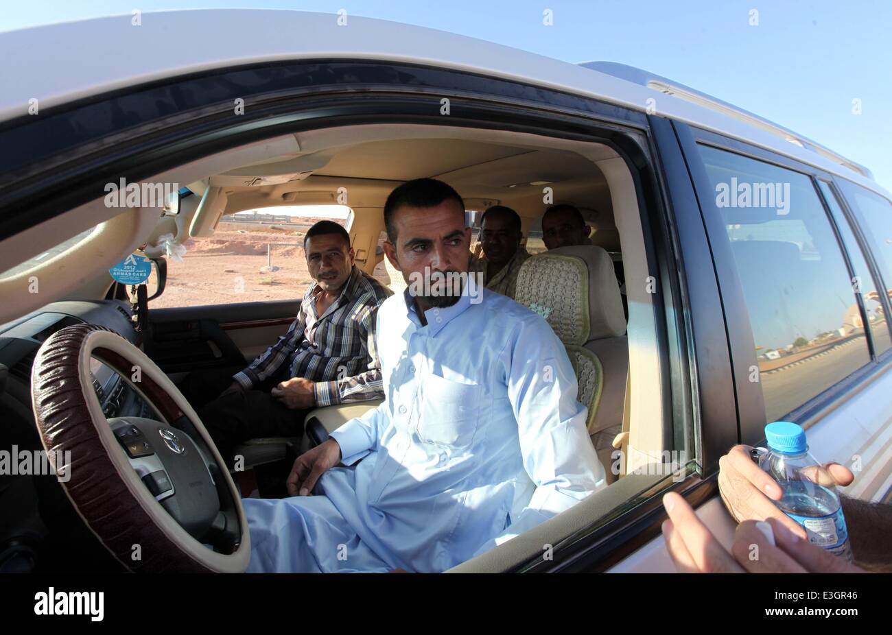 Al Karamah Crossing. 23rd June, 2014. Iraqi men cross to the Jordanian ...