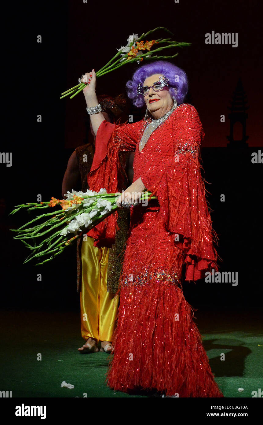 Dame Edna Everage attends a photocall for the Barry Humphries farewell ...