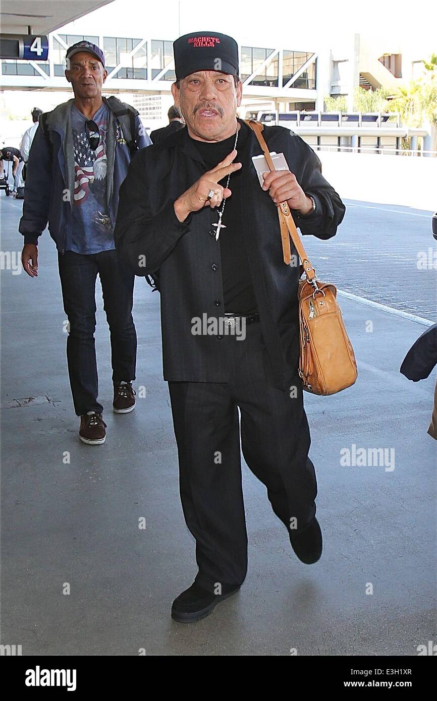 Danny Trejo wears his Machete hat at LAX and poses with TSA employee ...