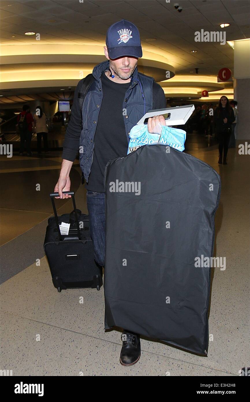James Marsden is shy to look us in the eye at LAX like a real cyclops ...