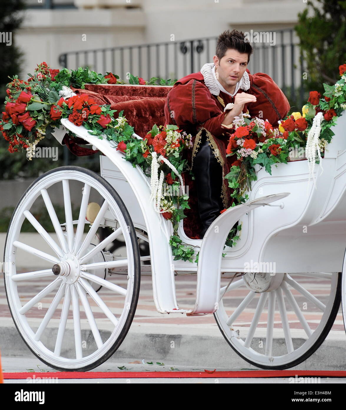Adam Scott gets romantic on the set of "Parks and Recreation" and ...