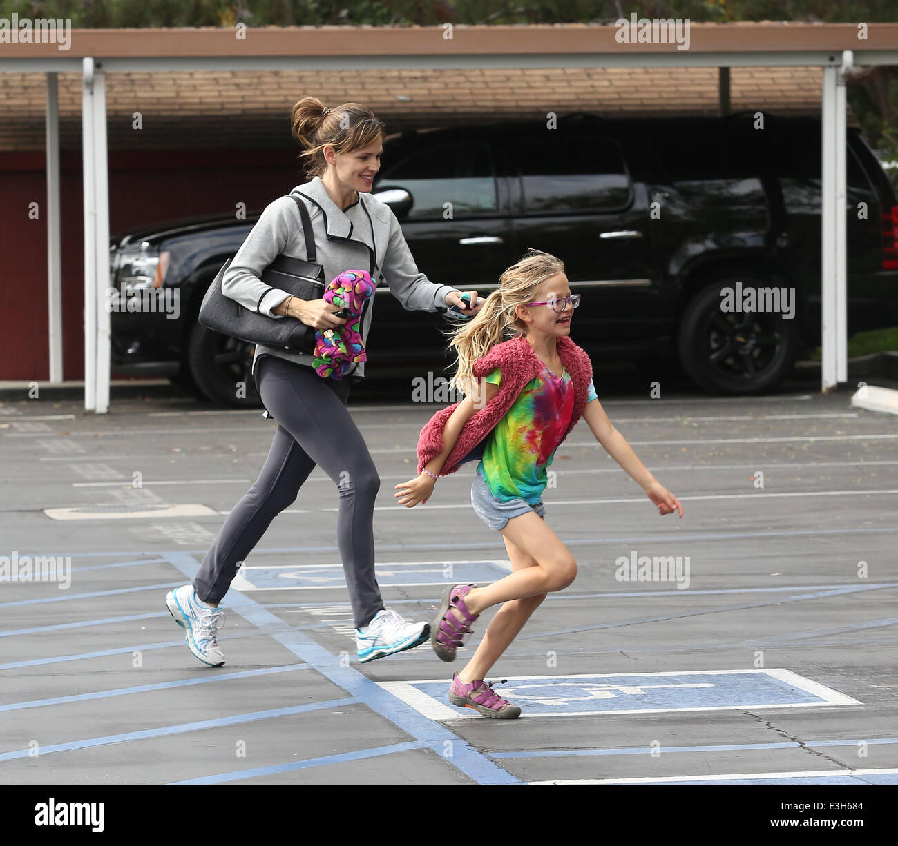 Jennifer Garner and her daughter Violet out and about in Santa Monica ...
