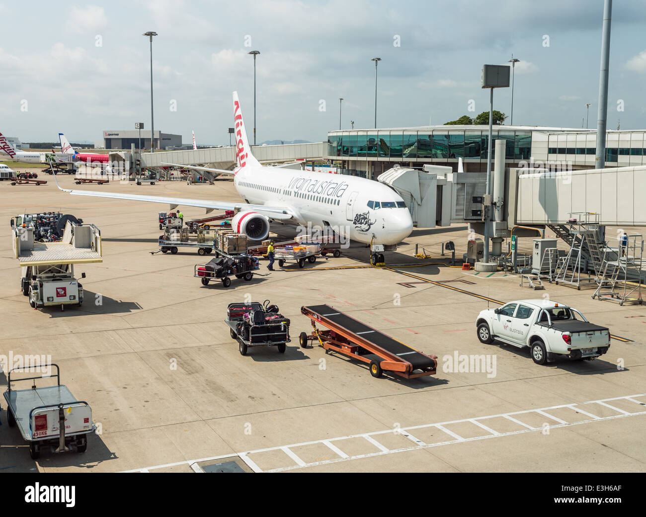 Aircraft baggage handling and loading Stock Photo - Alamy