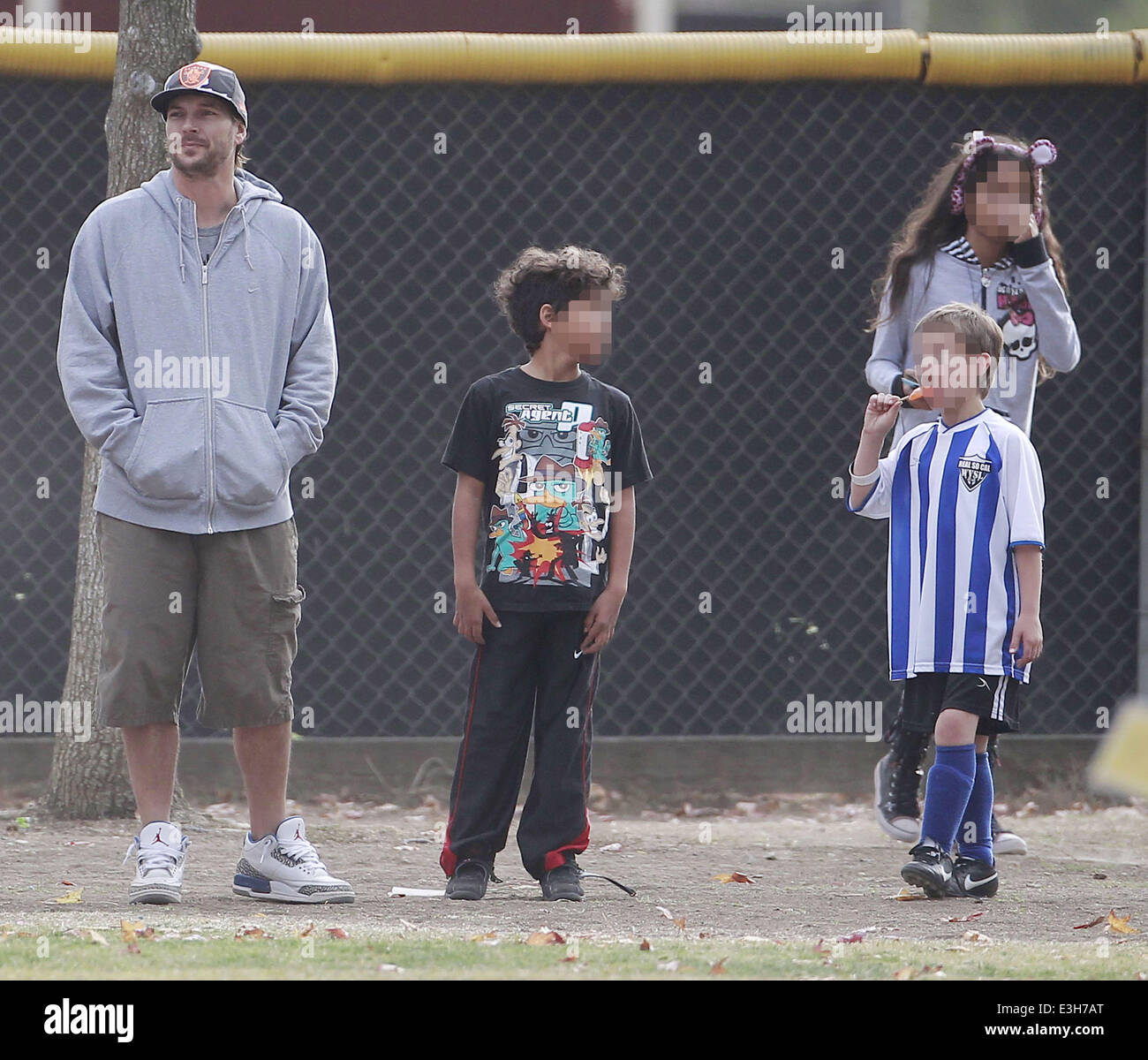 Kevin Federline takes his family to watch his sons play in a soccer ...