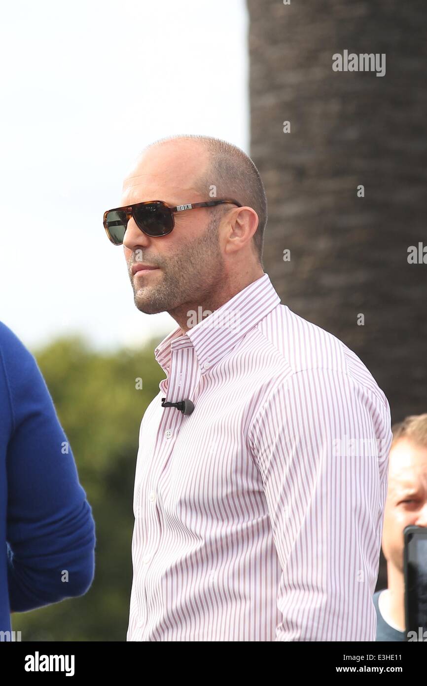 Jason Statham filming Extra with Mario Lopez at Universal City Walk ...