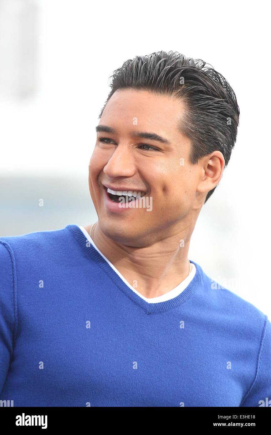 Jason Statham filming Extra with Mario Lopez at Universal City Walk ...