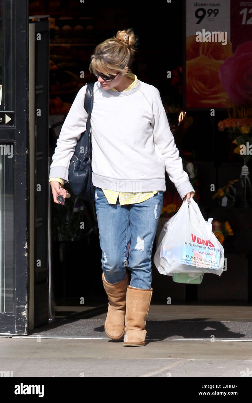 A casually dressed Selma Blair leaving Vons supermarket after buying ...