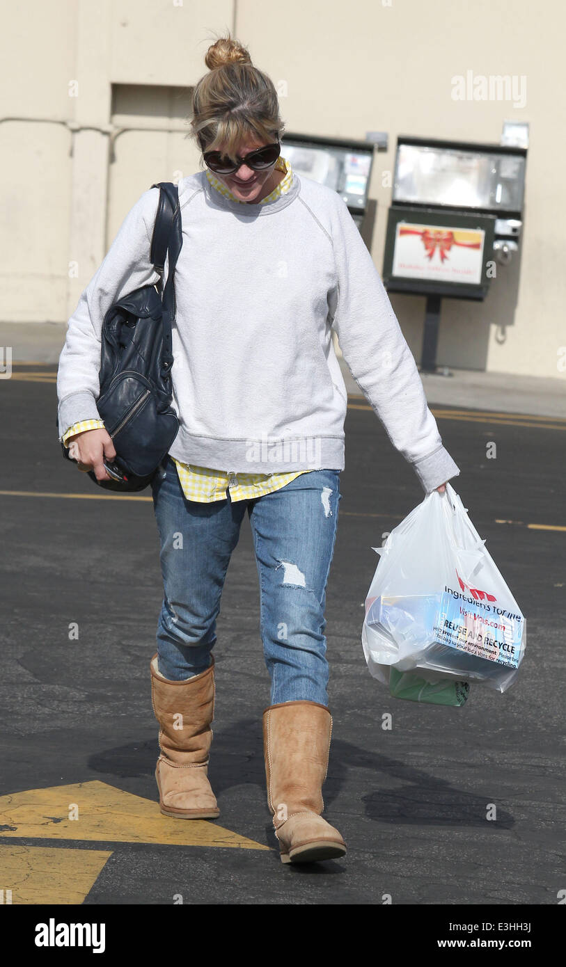 A casually dressed Selma Blair leaving Vons supermarket after buying ...
