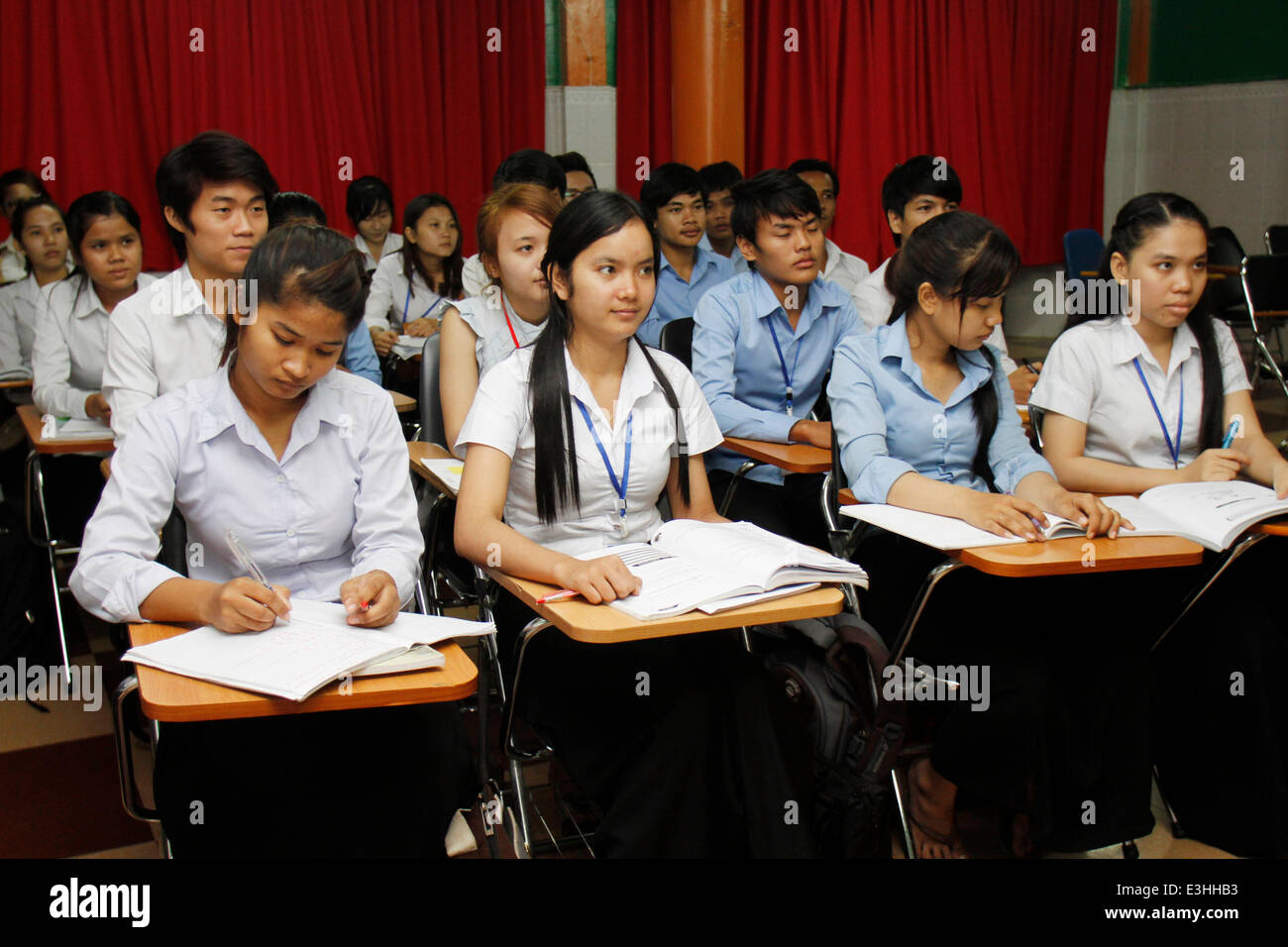 Phnom Penh, Cambodia. 20th June, 2014. Cambodian students learn Chinese ...